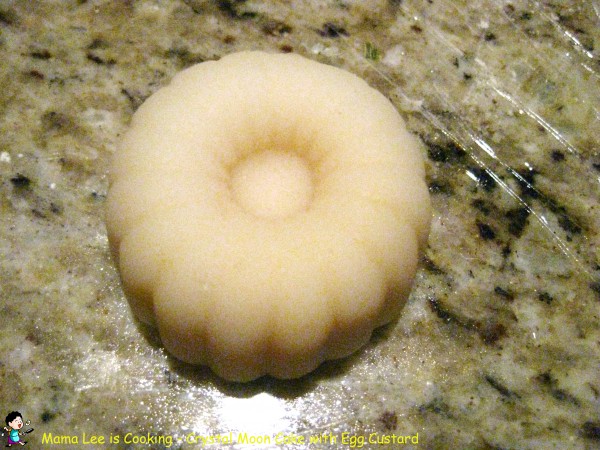 Crystal Moon Cake with Egg Custard – Mama Lee is Cooking （咱家小饭桌）
