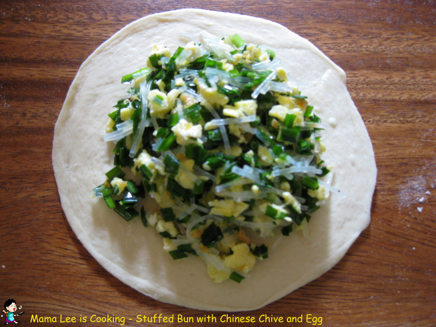 Stuffed Bun with Chinese Chive and Egg – Mama Lee is Cooking （咱家小饭桌）